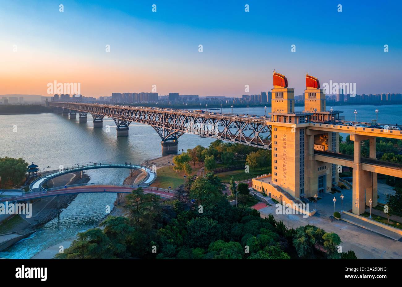 Twilight view of Nanjing Yangtze River Bridge, Jiangsu Province, China ...