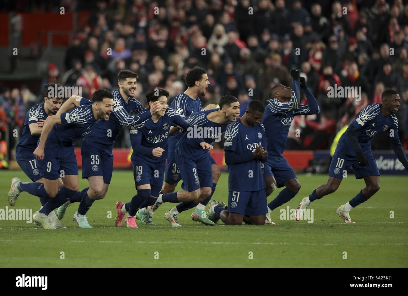 Players of PSG celebrate the victory after the penalty shootout of the ...