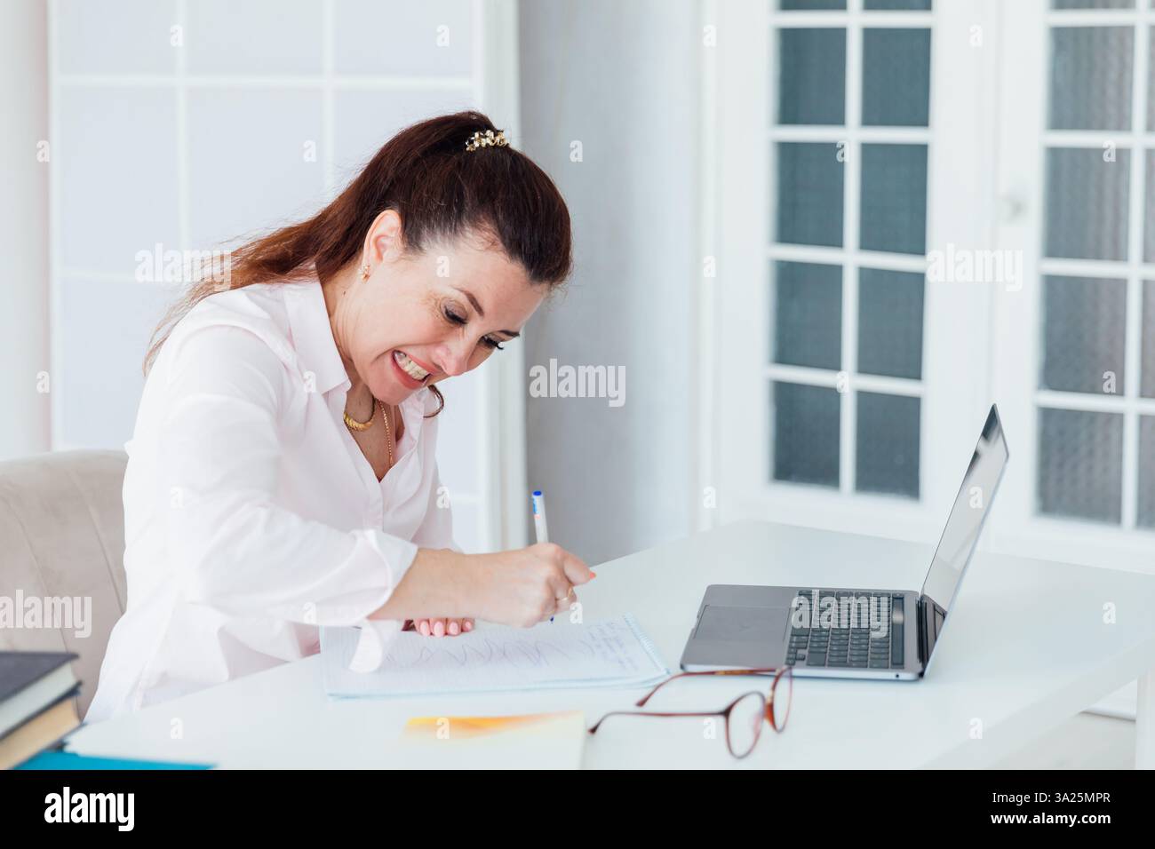 University student laptop nervous hi-res stock photography and images ...