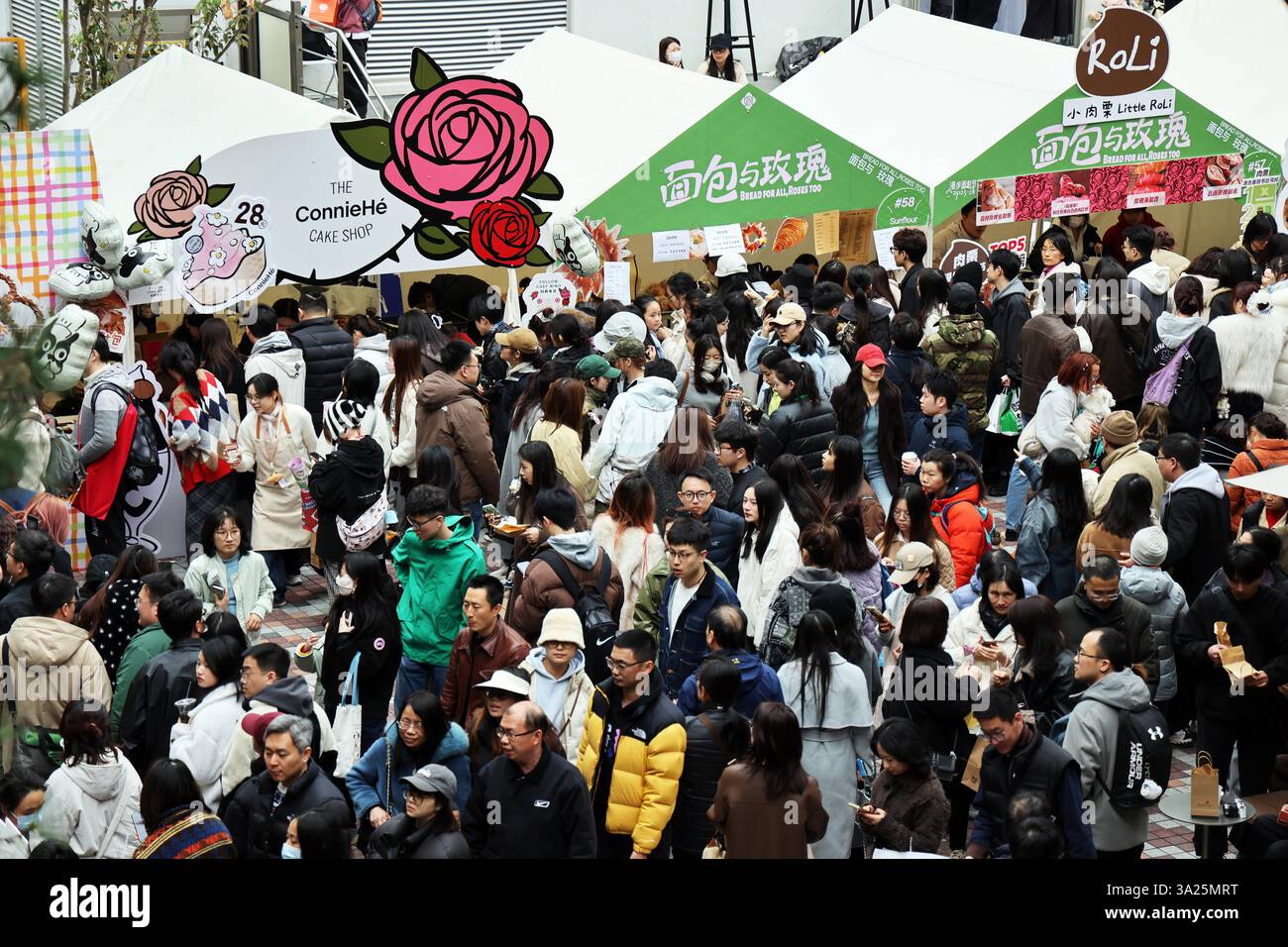 **CHINESE MAINLAND, HONG KONG, MACAU AND TAIWAN OUT** People visit a ...