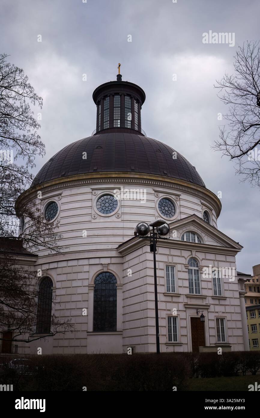 Holy Trinity Church in Warsaw, Poland, on a cloudy winter day Stock ...