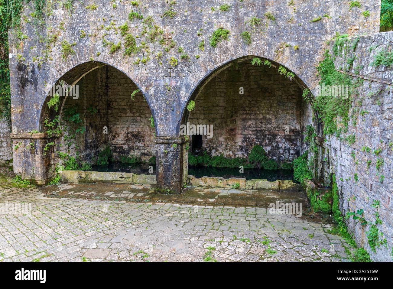 altes überdachtes Wasserbecken am Stadttor Porta Docciola, Volterra ...