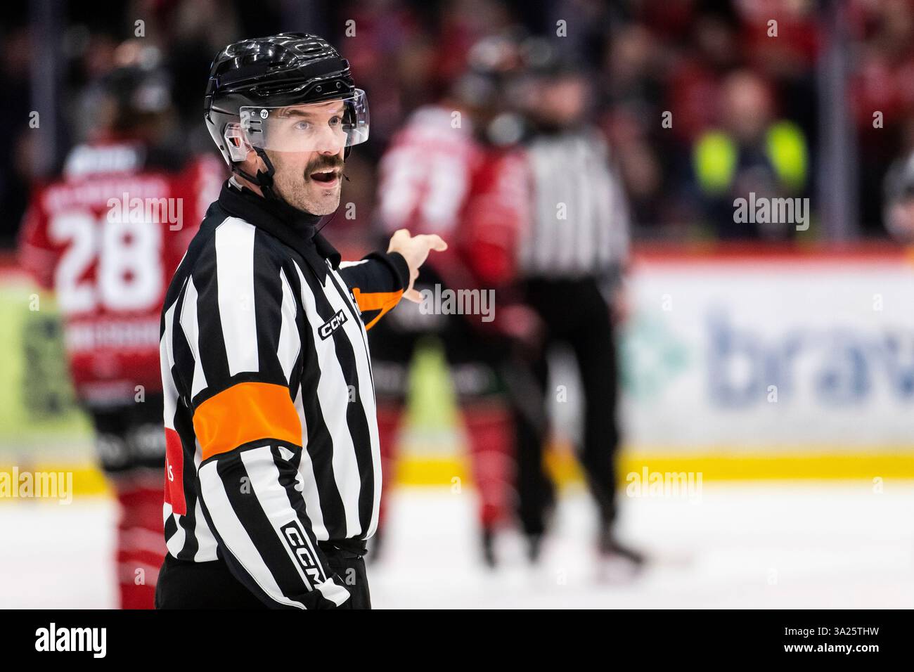 250311 Domare Daniel Wessner under ishockeymatchen i SHL mellan Örebro ...