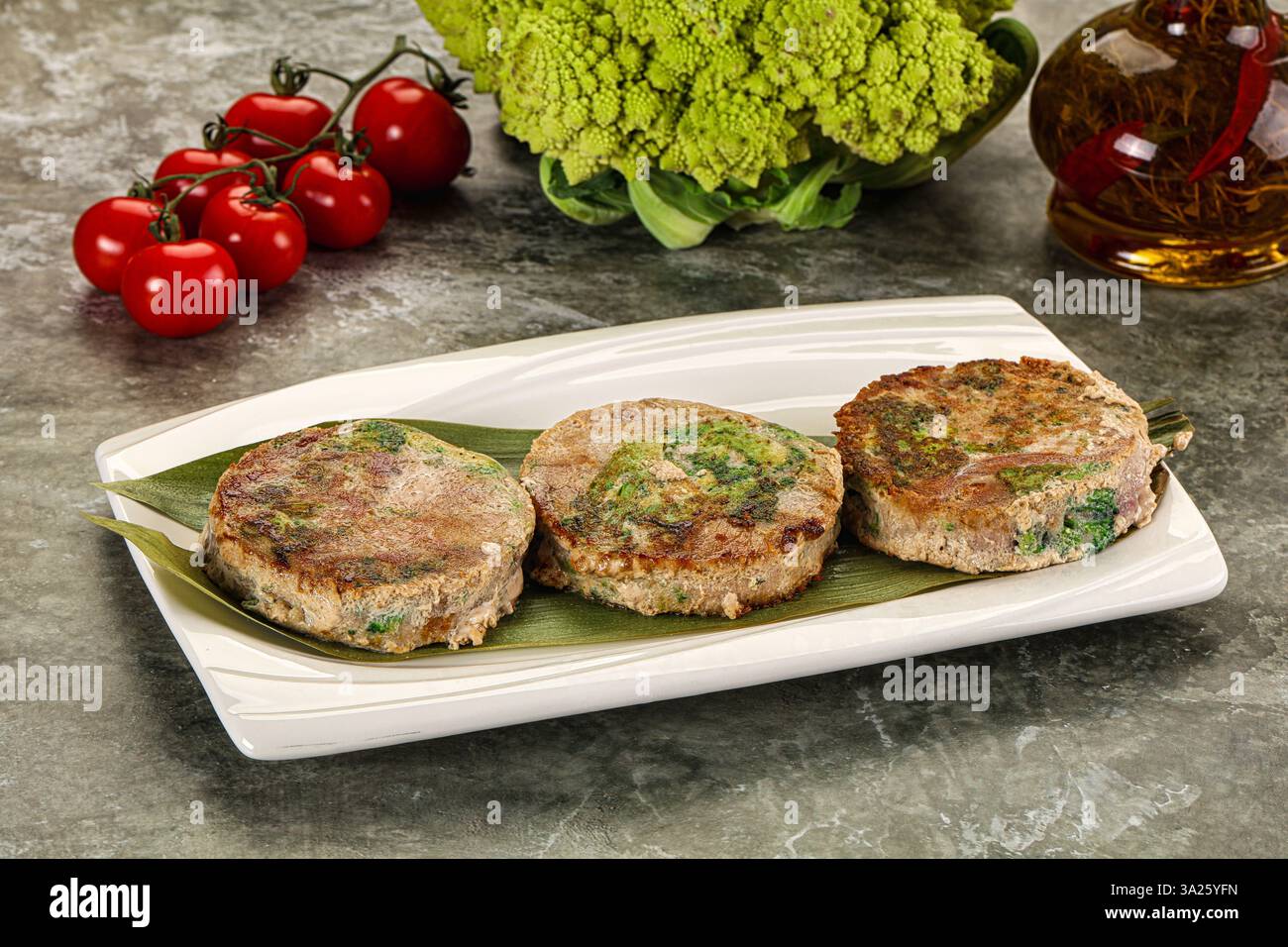 Roasted tuna medallion with broccoli cabbage Stock Photo - Alamy