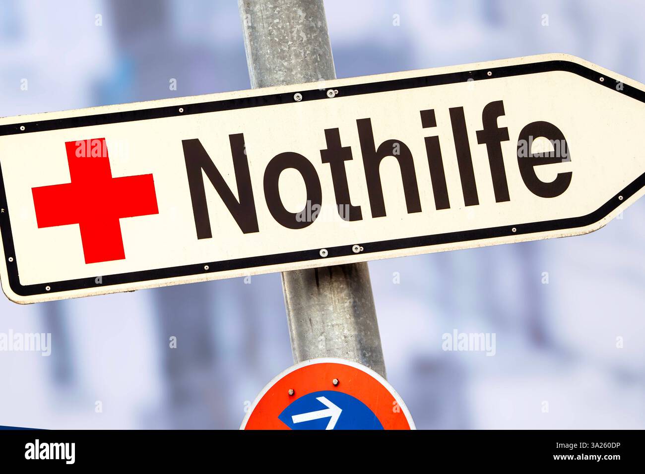 Nothilfe Schild vor einer München Klinik, München, März 2025 ...