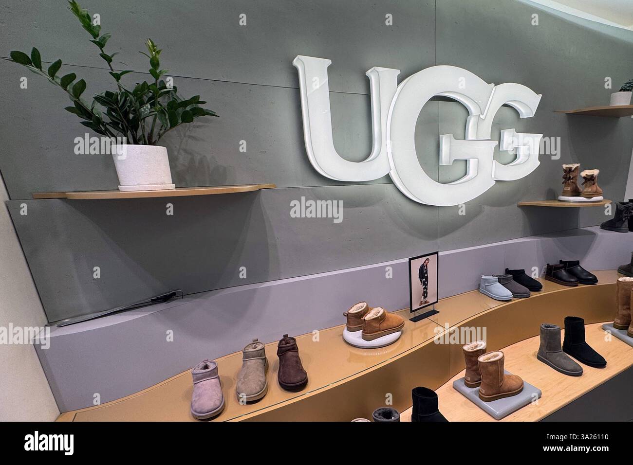 10.03.2025 xsvx, Wirtschaft, UGG Boots Schuhe Boots UGG Symbolfoto Logo ...