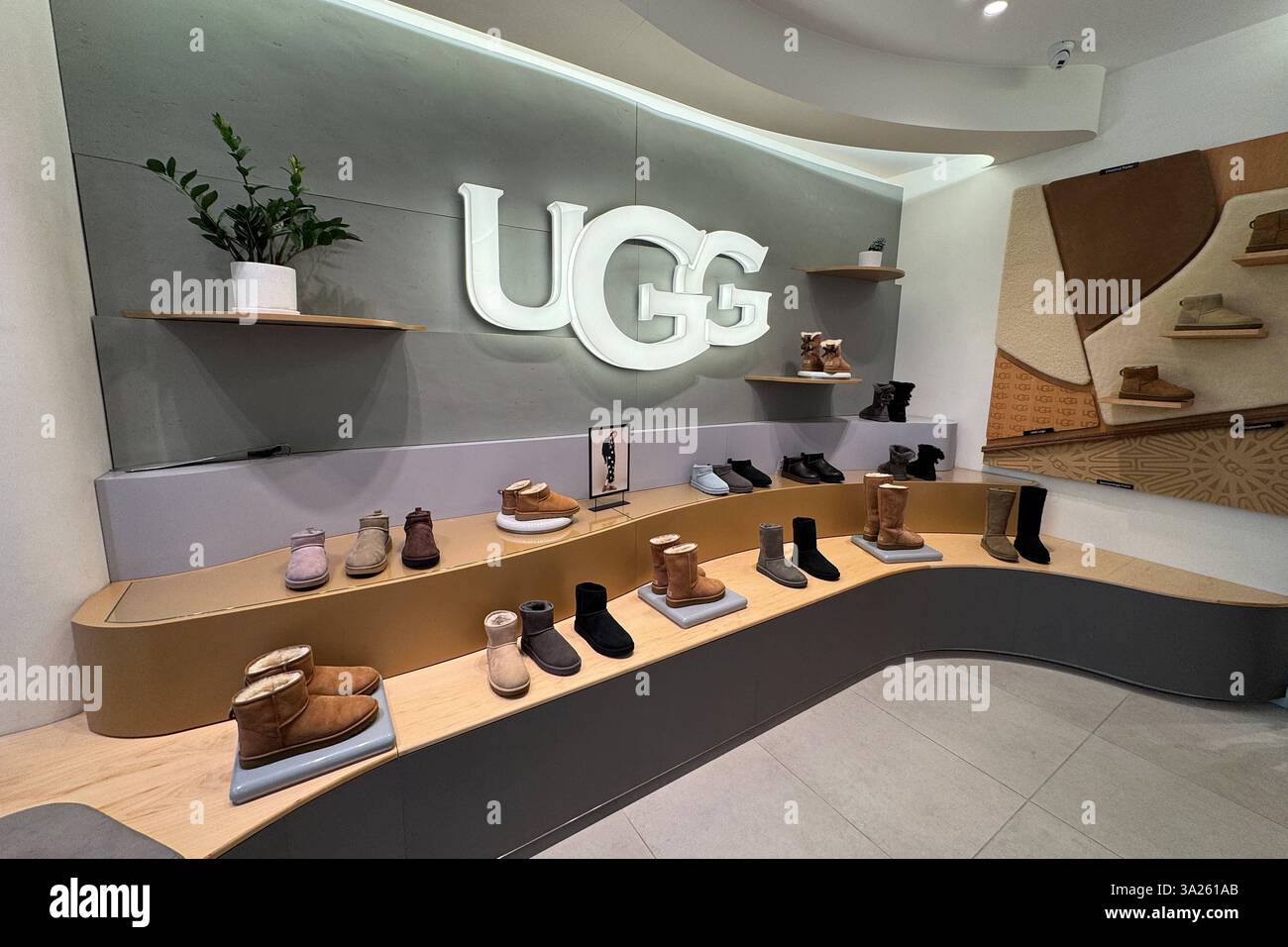 10.03.2025 xsvx, Wirtschaft, UGG Boots Schuhe Boots UGG Symbolfoto Logo ...