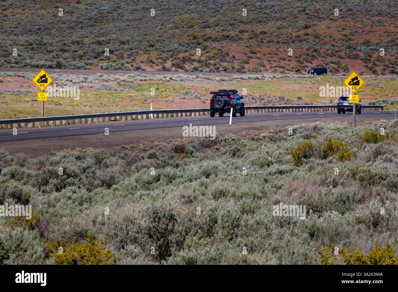 4% Grade gradiant safety warning signs in Interstate 90, Washington ...