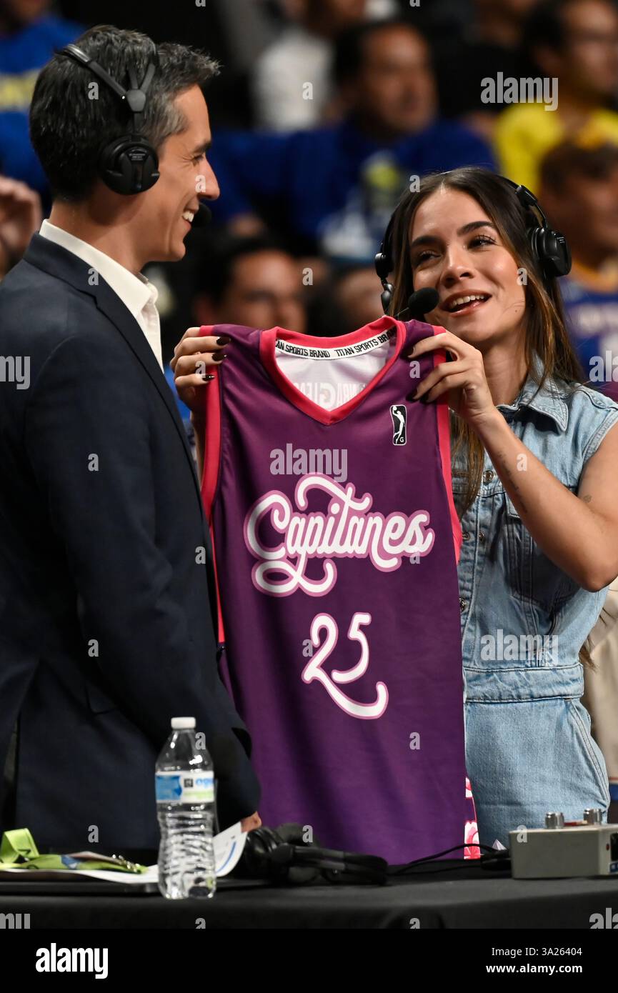 March 11, 2025, Mexico City, Ciudad de Mexico, Mexico: ESPN announcer Julia Headley shows a ...