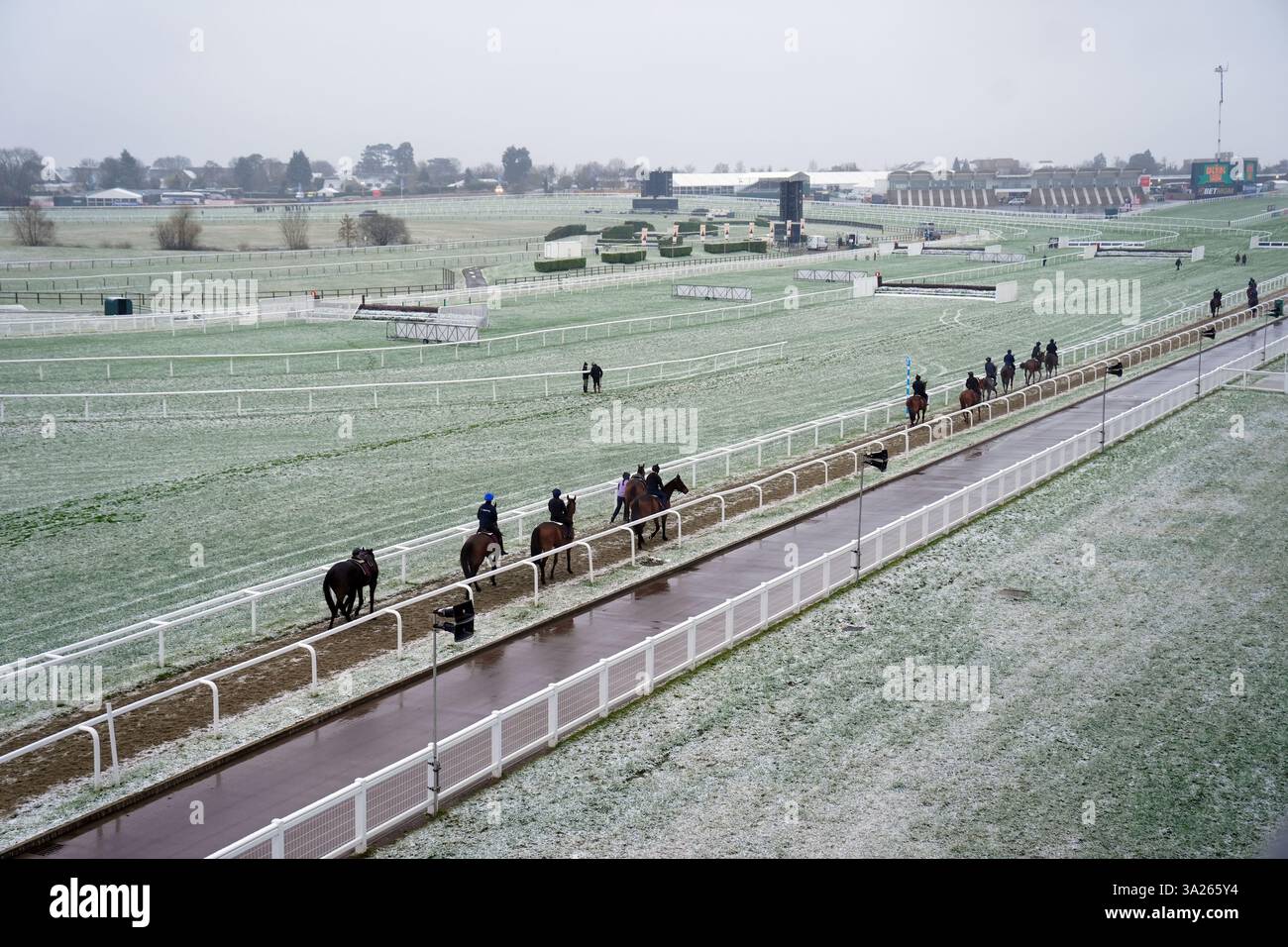 Cheltenham festival 2025 snow hi-res stock photography and images - Alamy