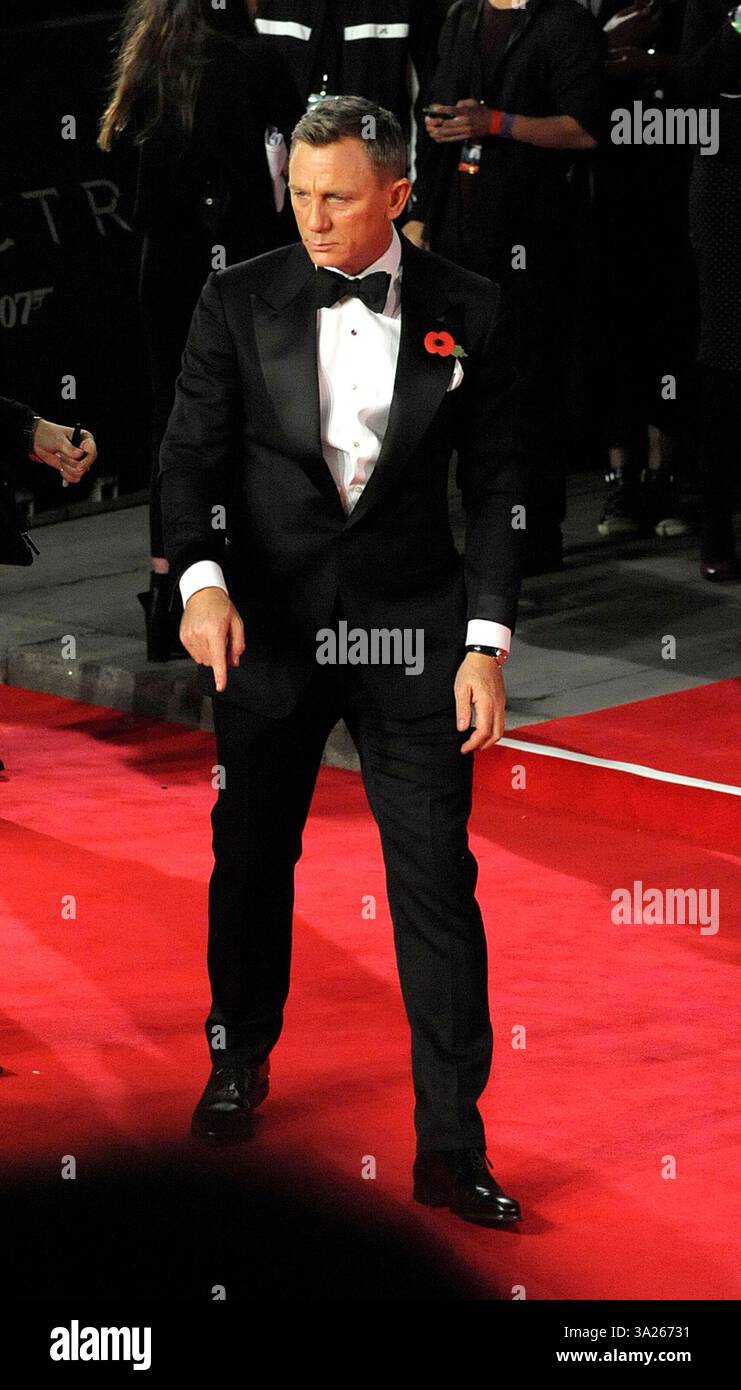 Daniel Craig attending the Royal Film Performance at the World Premiere ...