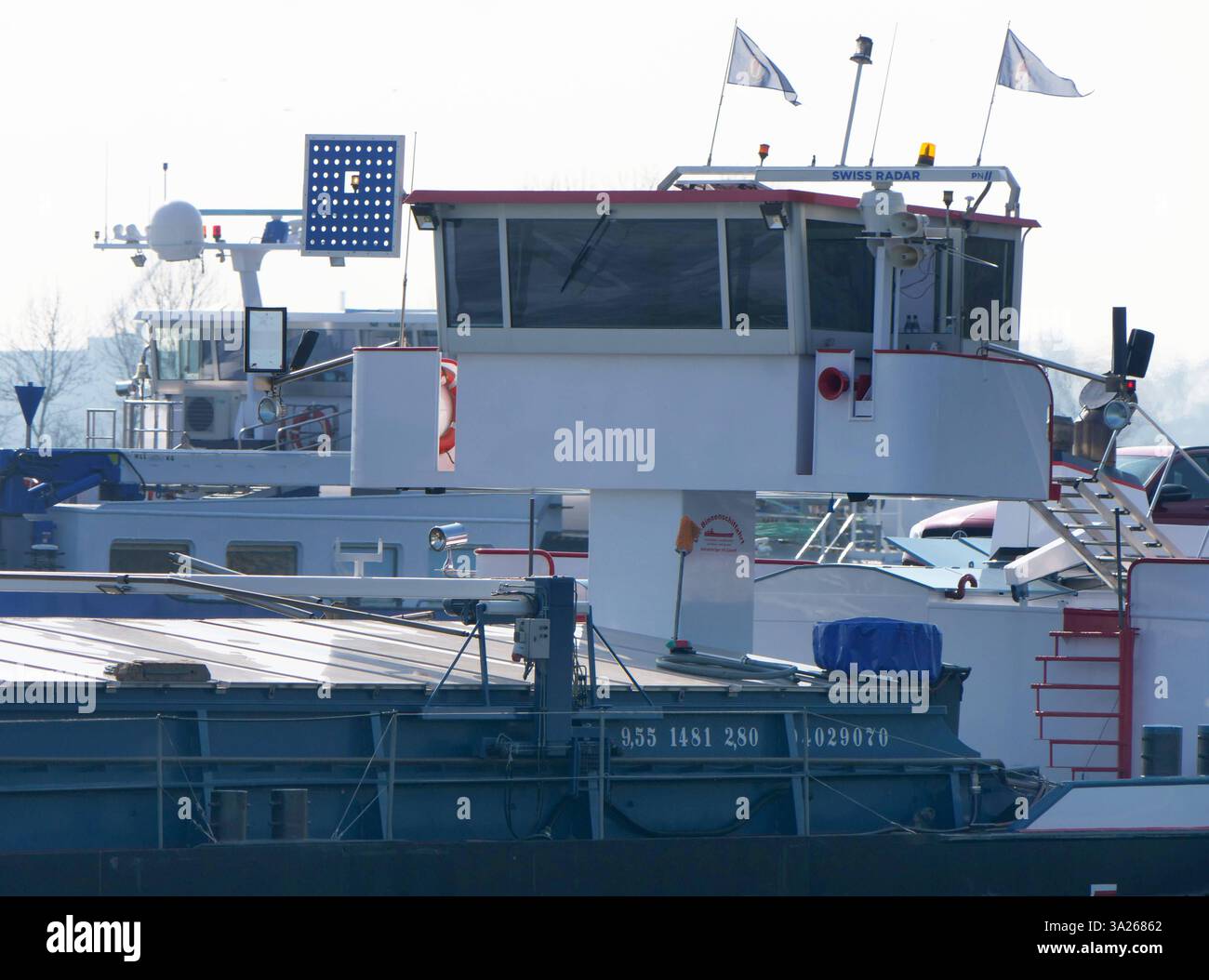 Beobachtungen bei Duisburg-Muendelheim auf Binnenschiffe auf dem Rhein ...