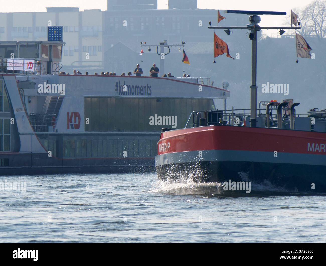 Beobachtungen bei Duisburg-Muendelheim auf Binnenschiffe auf dem Rhein ...