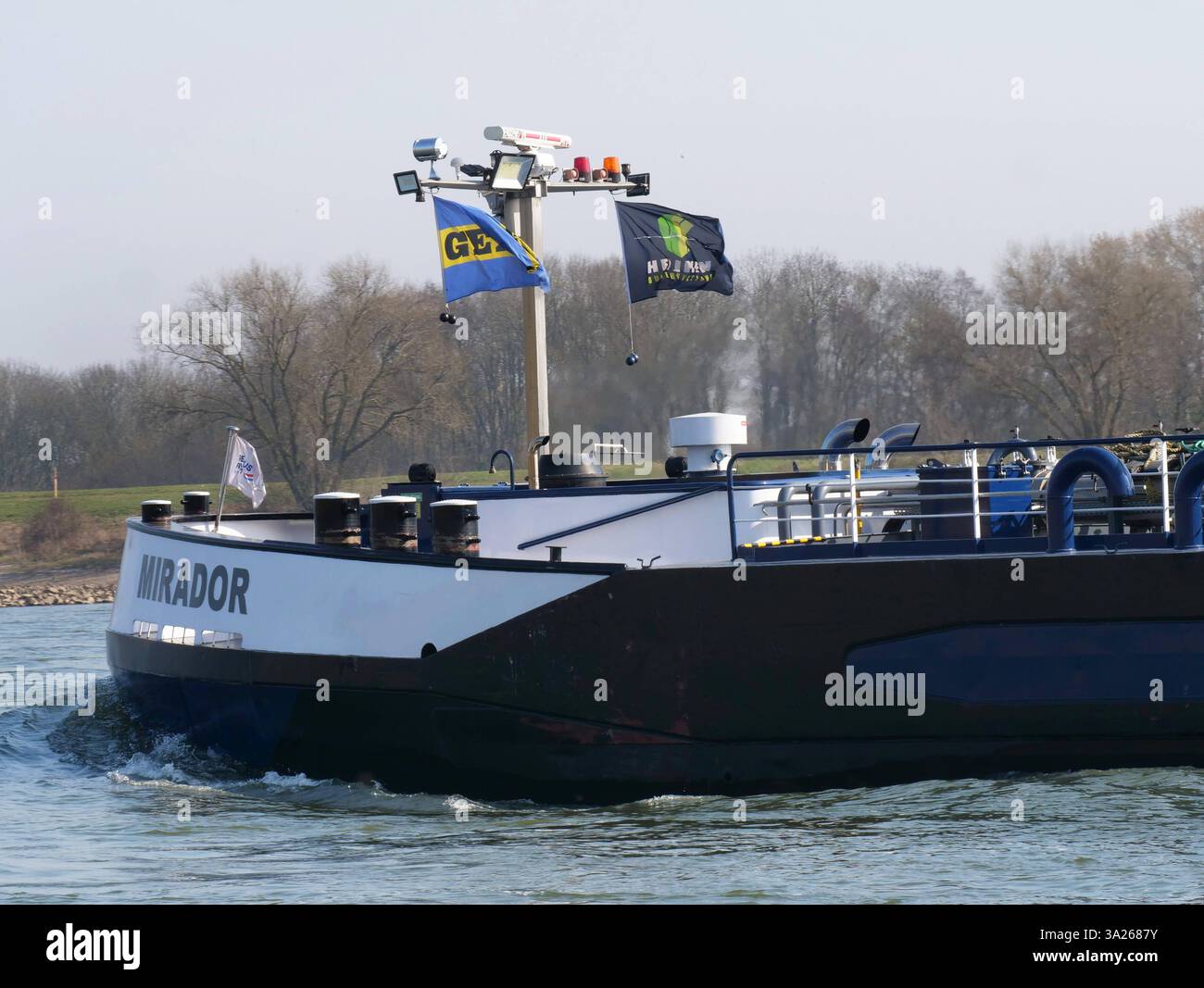 Beobachtungen bei Duisburg-Muendelheim auf Binnenschiffe auf dem Rhein ...
