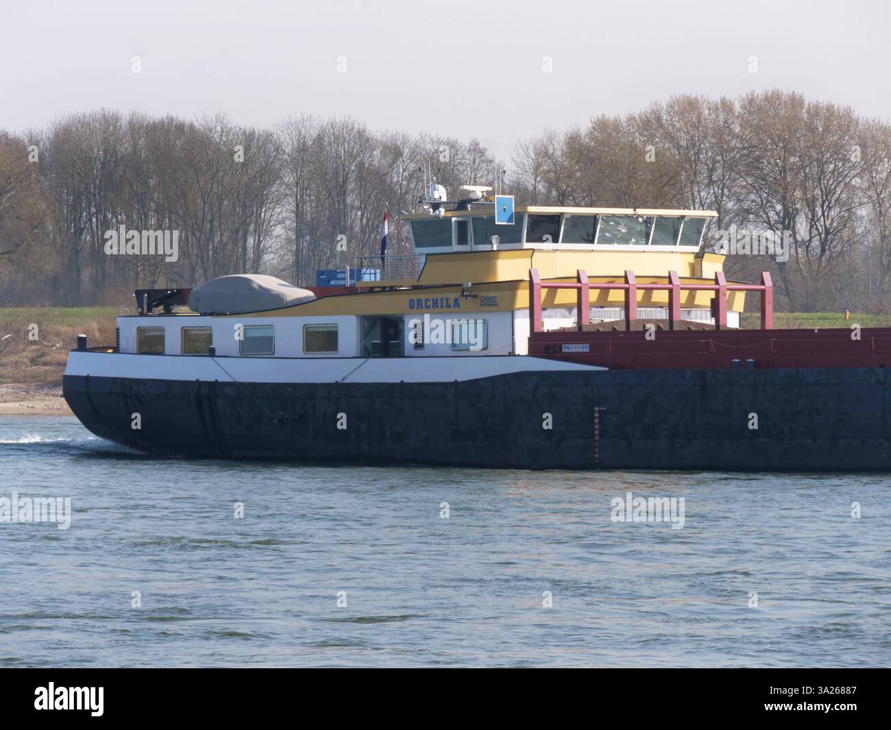 Beobachtungen bei Duisburg-Muendelheim auf Binnenschiffe auf dem Rhein ...