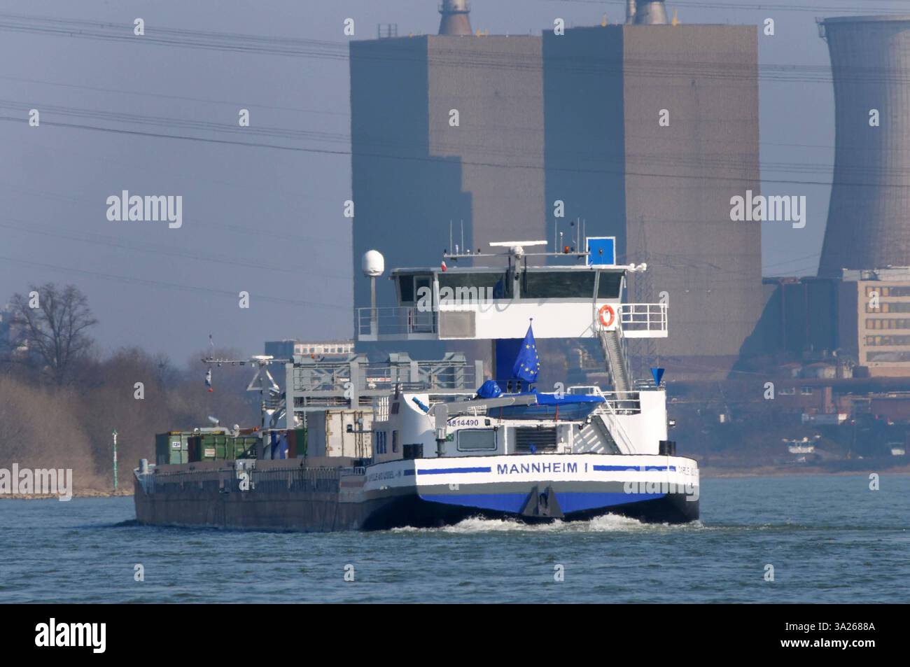 Beobachtungen bei Duisburg-Muendelheim auf Binnenschiffe auf dem Rhein ...