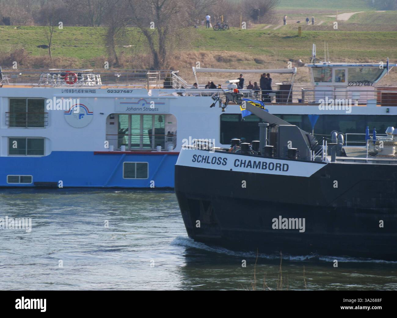 Beobachtungen bei Duisburg-Muendelheim auf Binnenschiffe auf dem Rhein ...
