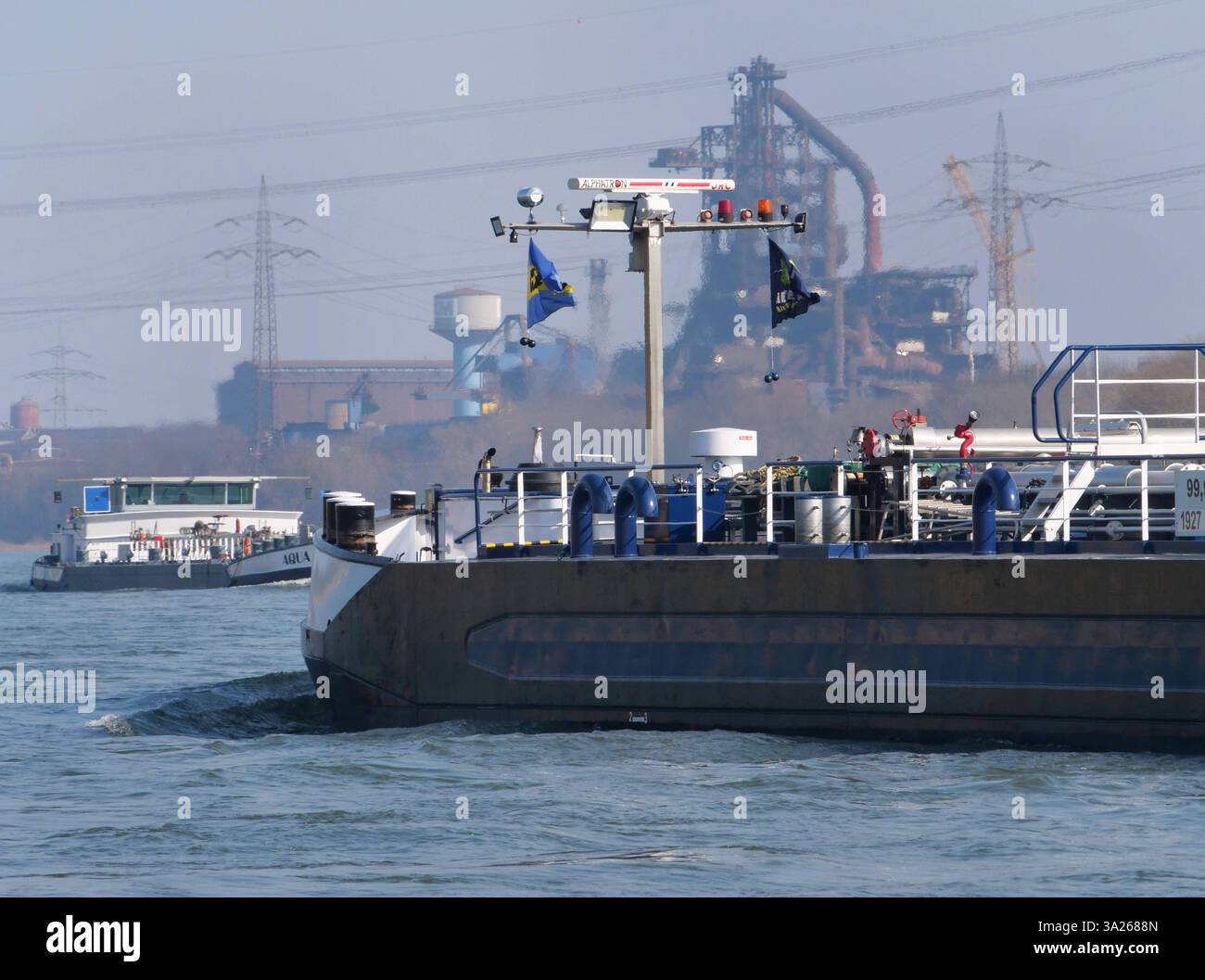 Beobachtungen bei Duisburg-Muendelheim auf Binnenschiffe auf dem Rhein ...