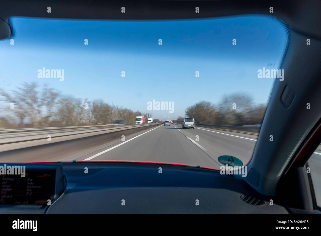 Blick von der Beifahrerseite eines Autos auf die Autobahn A61 ...