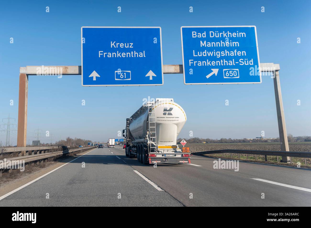 Schilderbogen über der Autobahn A61 vor dem Kreuz Frankenthal ...