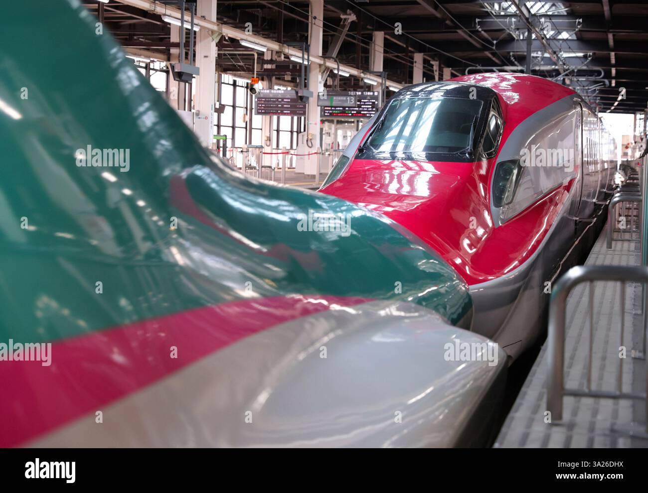 The photo shows a coupled operation test of Tohokushinkansen, the E6 ...
