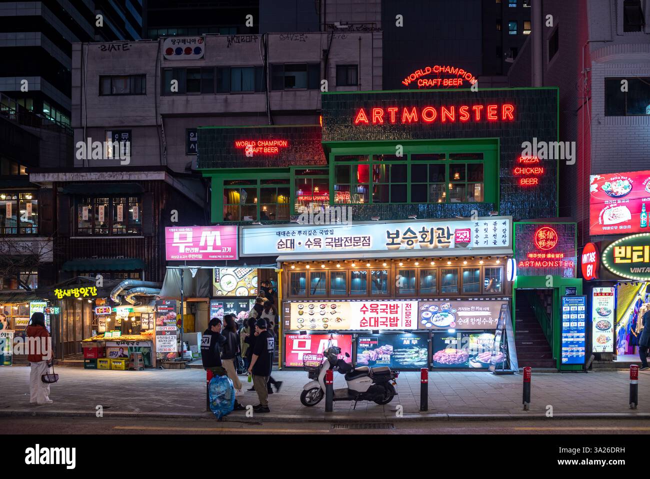 Hongdae neighborhood near Hongik University, famous for vibrant urban ...