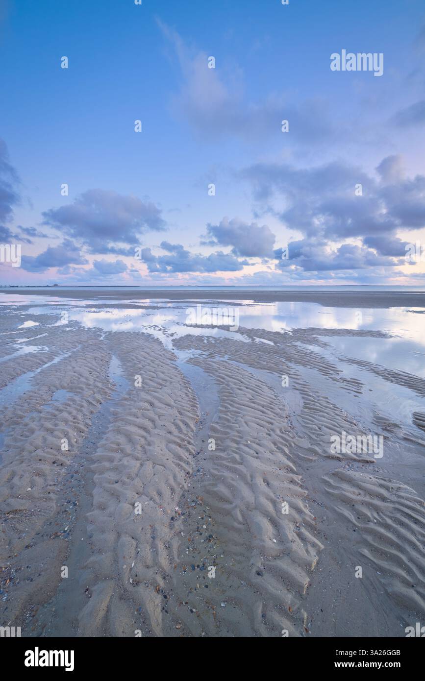Sunset on remote beach hi-res stock photography and images - Alamy