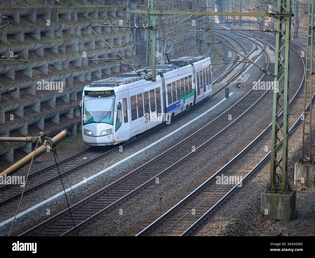 Eisenbahnverkehr in Kassel. Treibwagen der RegioTram Kassel RT5 Ziel ...