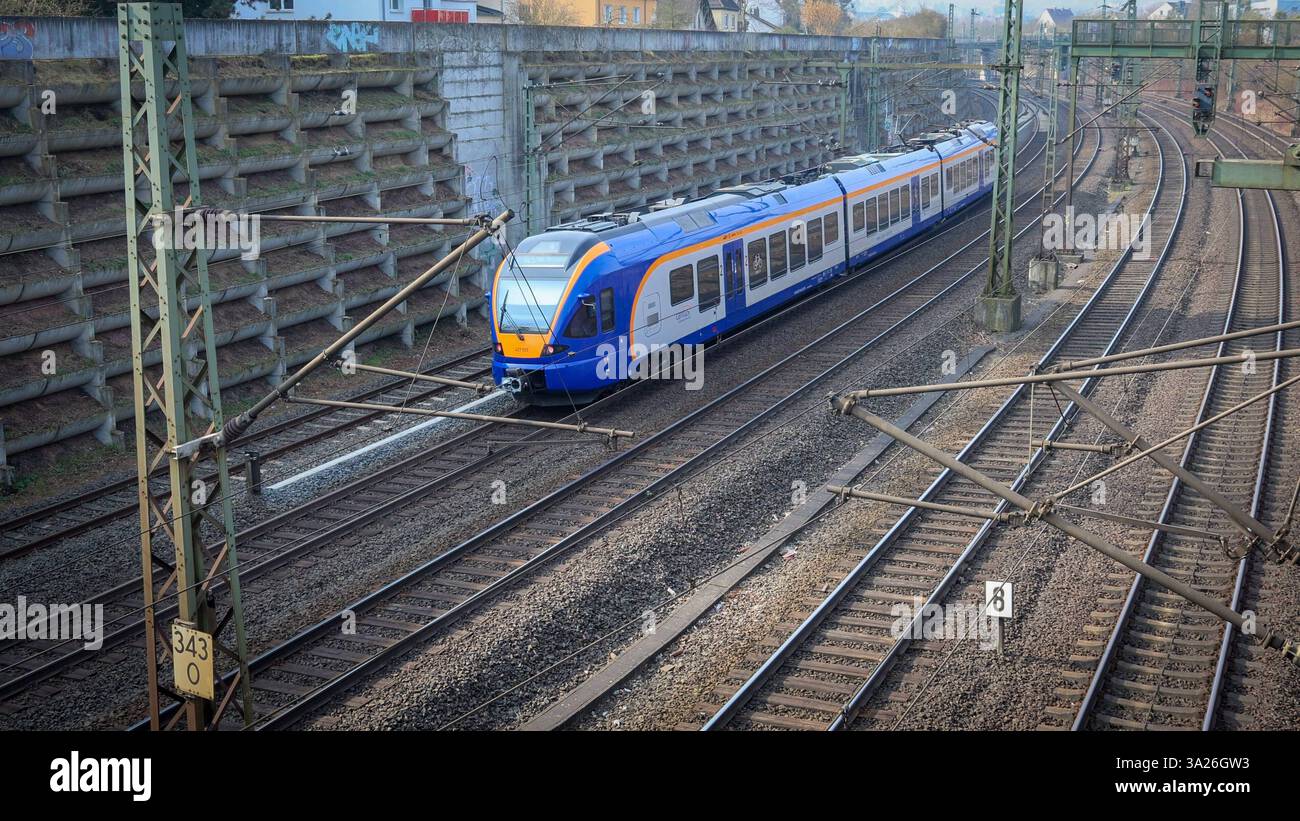 Eisenbahnverkehr in Kassel. Regionalexpress Zug RE5 der cantus ...