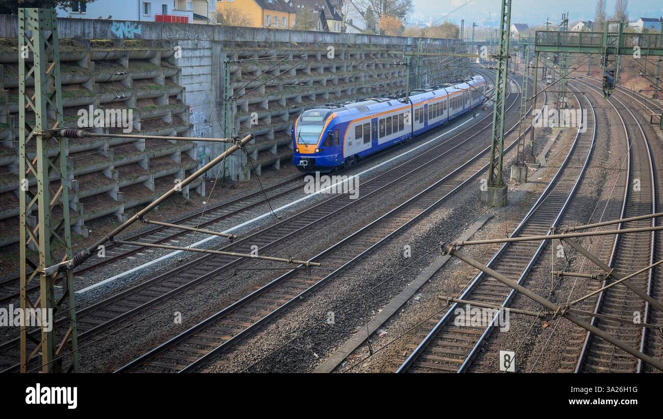 Eisenbahnverkehr in Kassel. Regionalexpress Zug RE5 der cantus ...