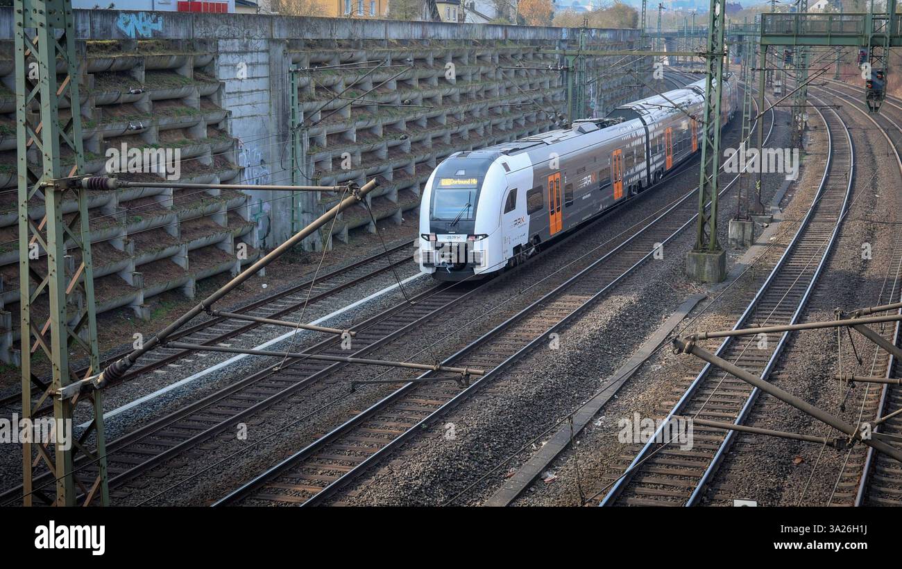 Eisenbahnverkehr in Kassel. Regionalexpress Zug von National Express ...