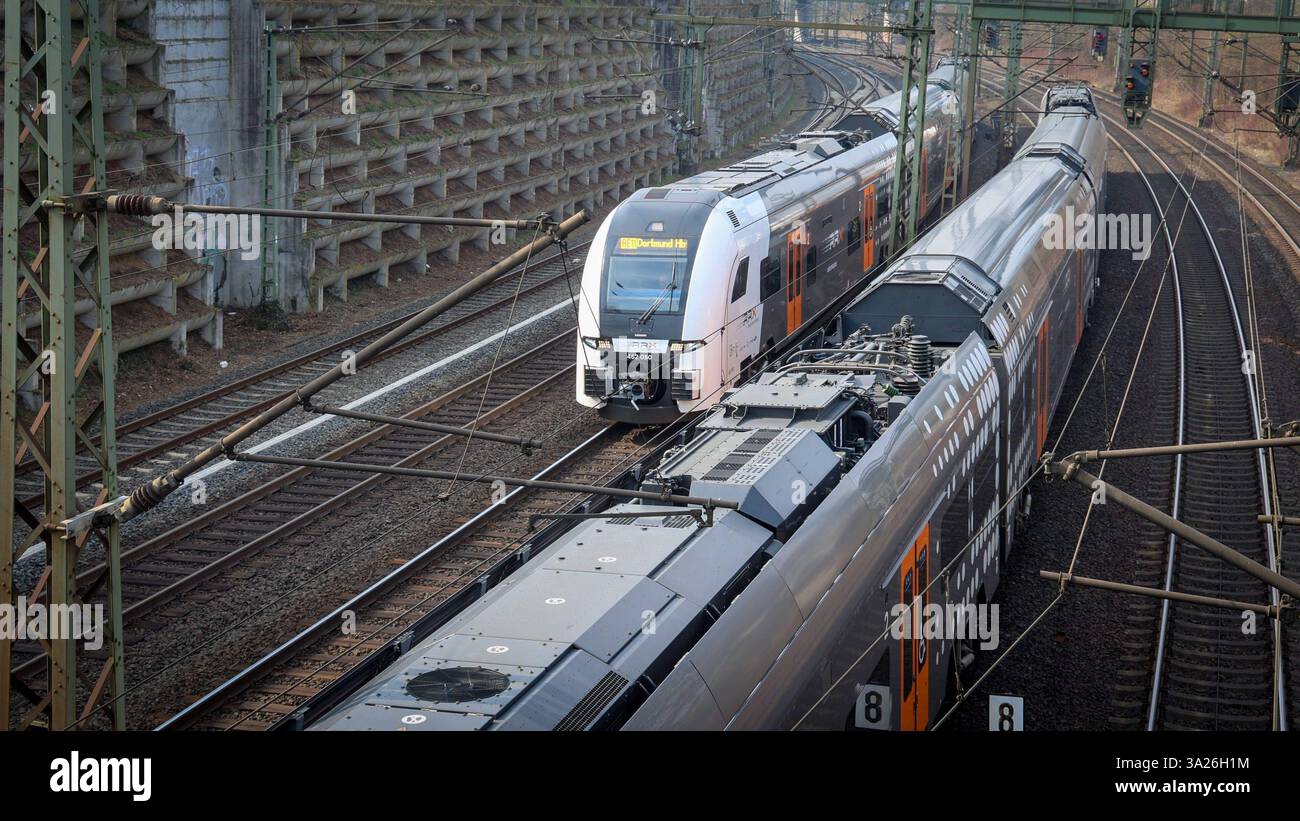 Eisenbahnverkehr in Kassel. Regionalexpress Zug von National Express ...