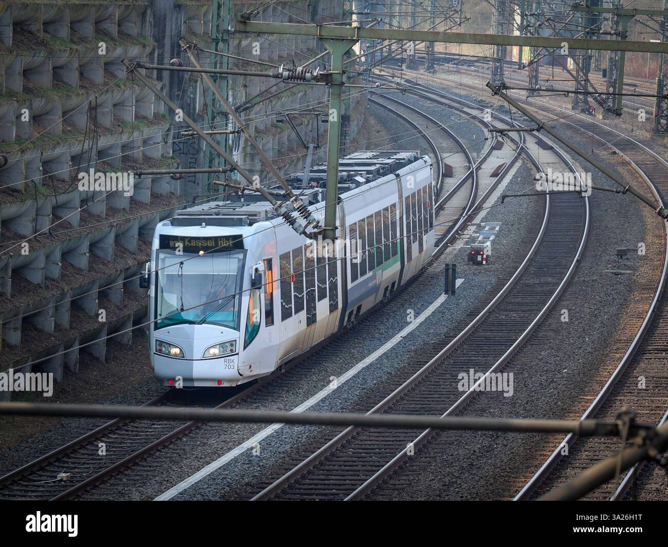 Eisenbahnverkehr in Kassel. Treibwagen der RegioTram Kassel RT5 Ziel ...