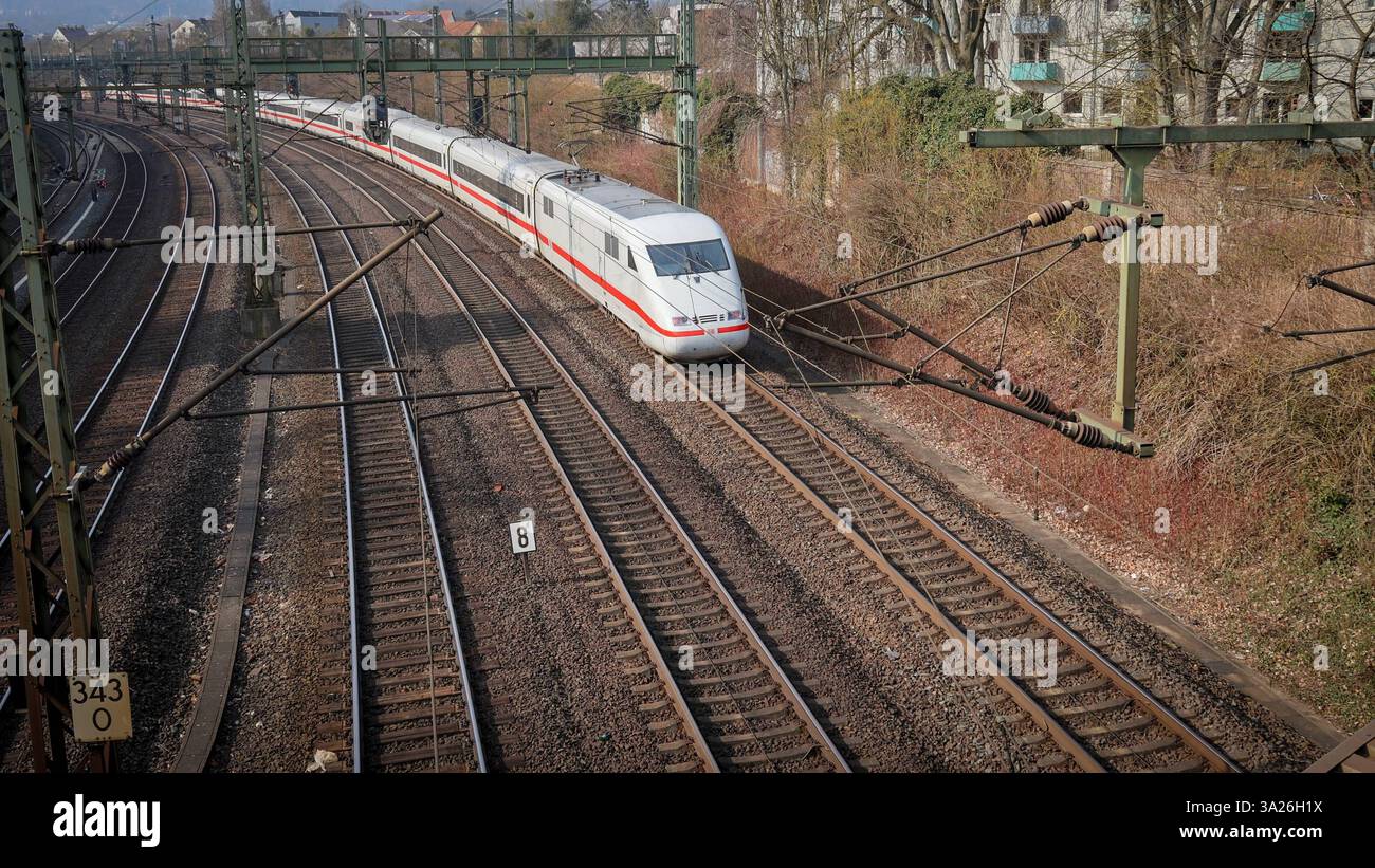 Eisenbahnverkehr in Kassel. Intercity Express Zug der Deutschen Bahn ...