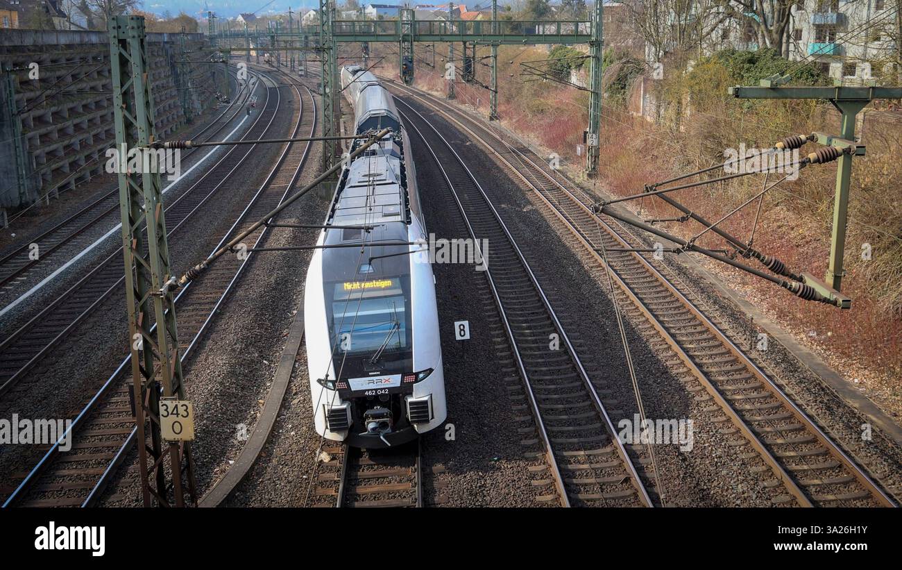 Eisenbahnverkehr in Kassel. Regionalexpress Zug von National Express ...