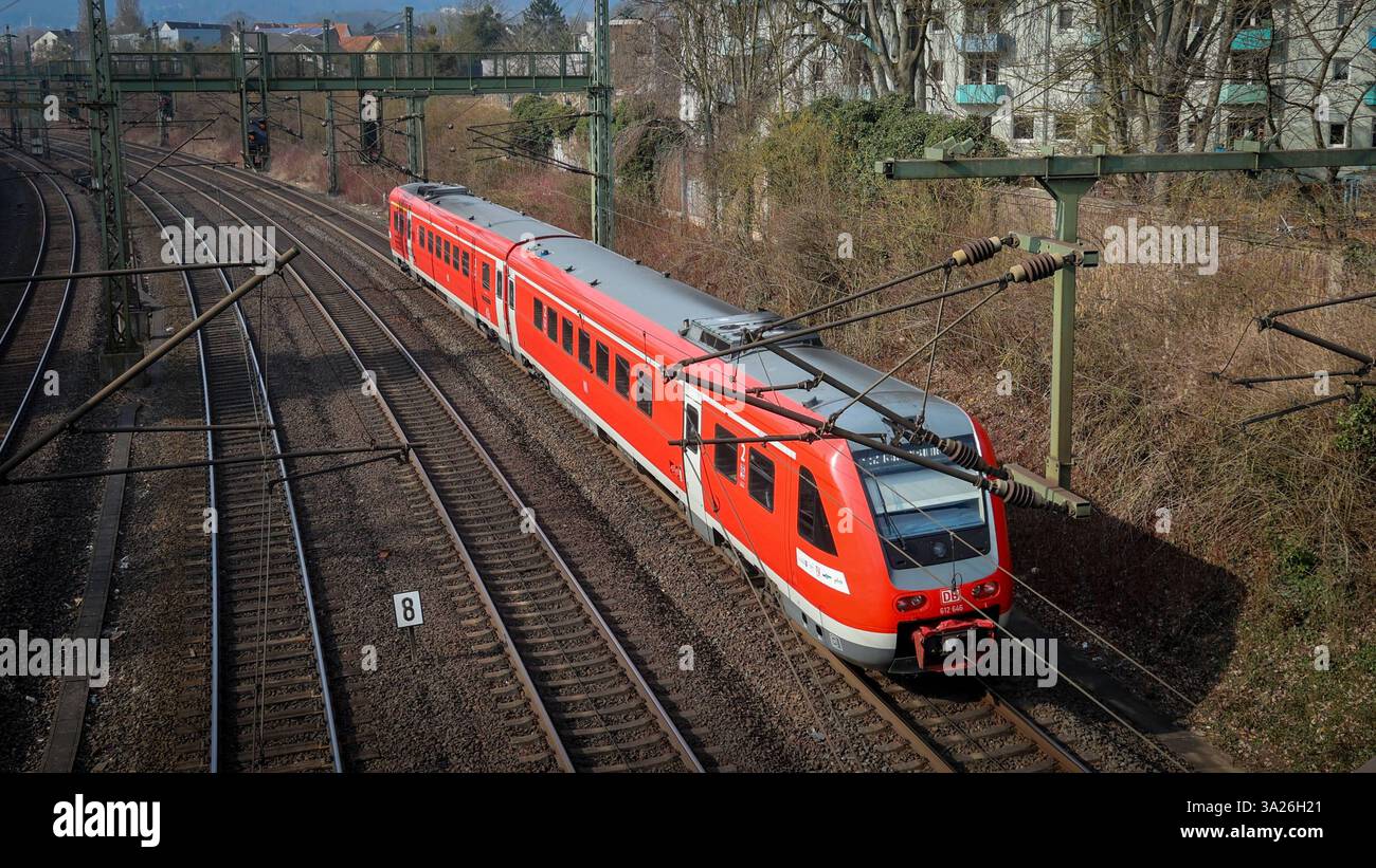 Eisenbahnverkehr in Kassel. Regionalexpress Zug der Deutschen Bahn, DB ...