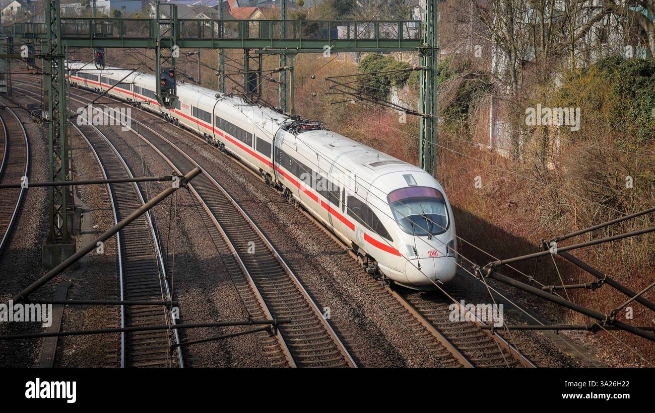 Eisenbahnverkehr in Kassel. Intercity Express Zug der Deutschen Bahn ...