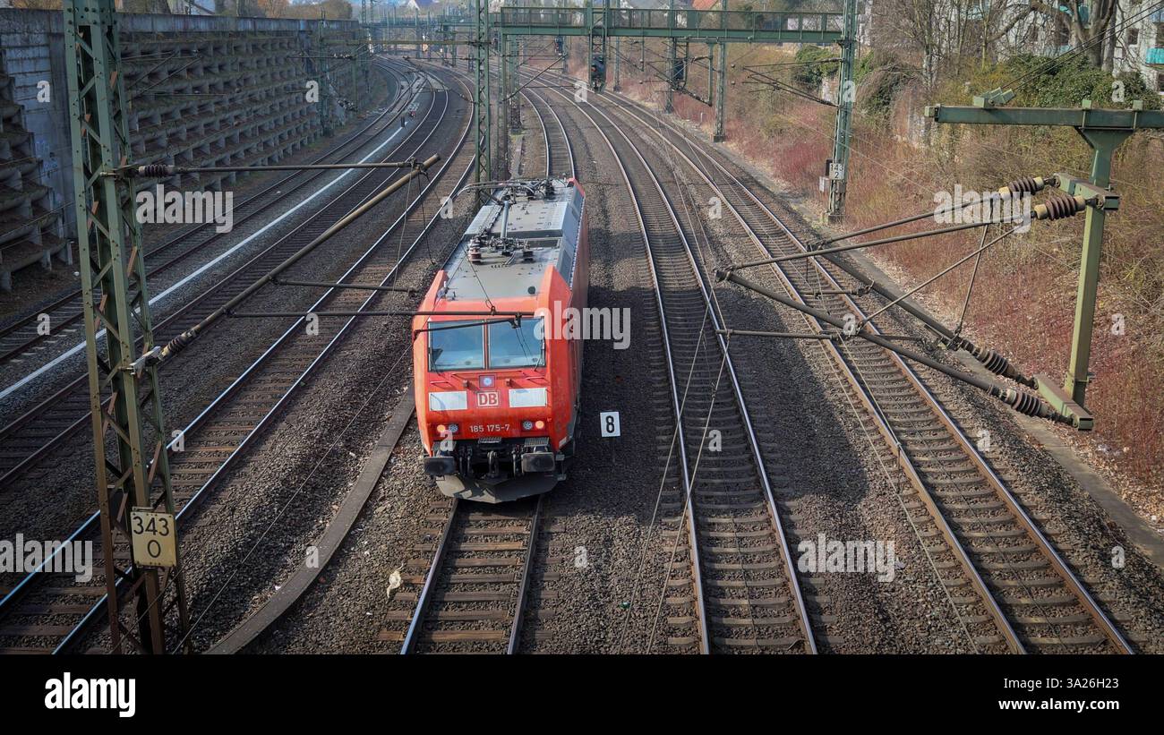 Eisenbahnverkehr in Kassel. Lokomotive der Baureihe 185. Bombardier ...