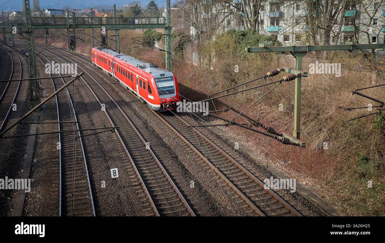 Eisenbahnverkehr in Kassel. Regionalexpress Zug der Deutschen Bahn, DB ...