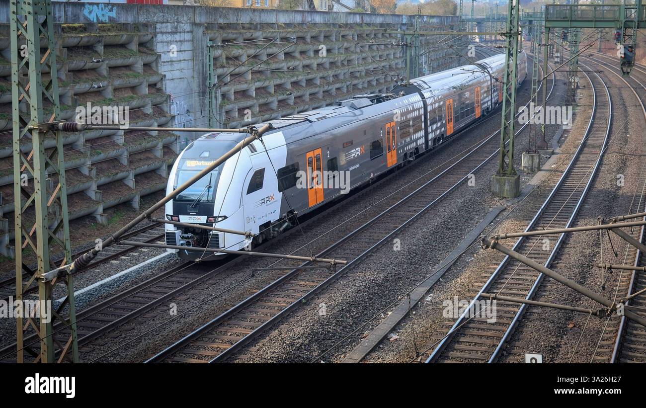 Eisenbahnverkehr in Kassel. Regionalexpress Zug von National Express ...