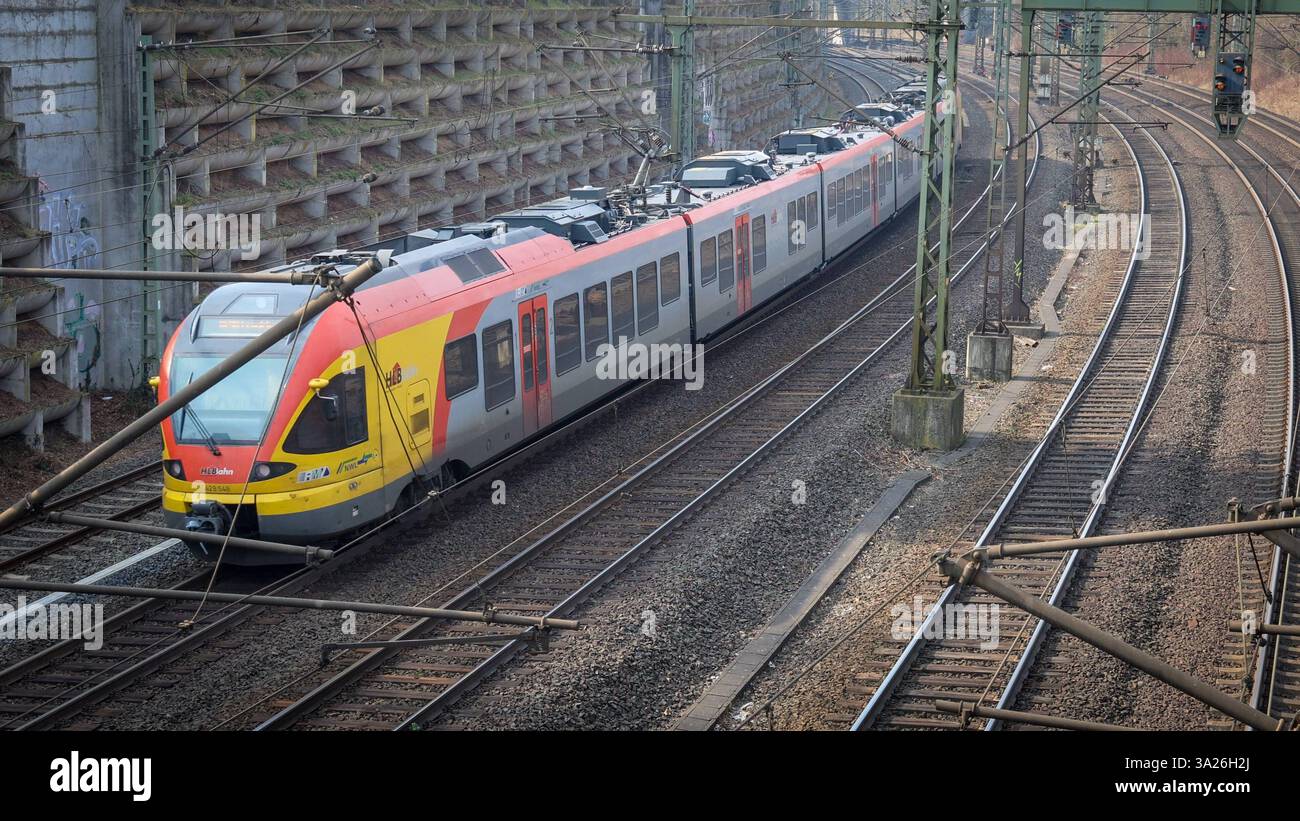 Eisenbahnverkehr in Kassel. Regionalexpress Zug RE98 Hessische ...