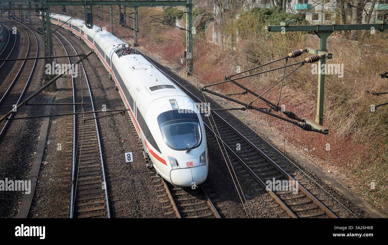 Eisenbahnverkehr in Kassel. Intercity Express Zug der Deutschen Bahn ...