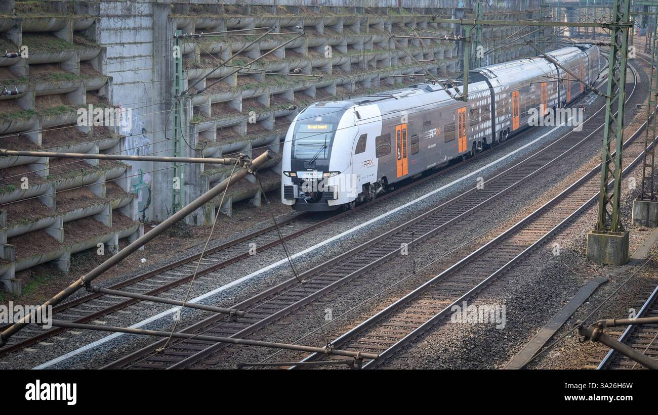 Eisenbahnverkehr in Kassel. Regionalexpress Zug von National Express ...