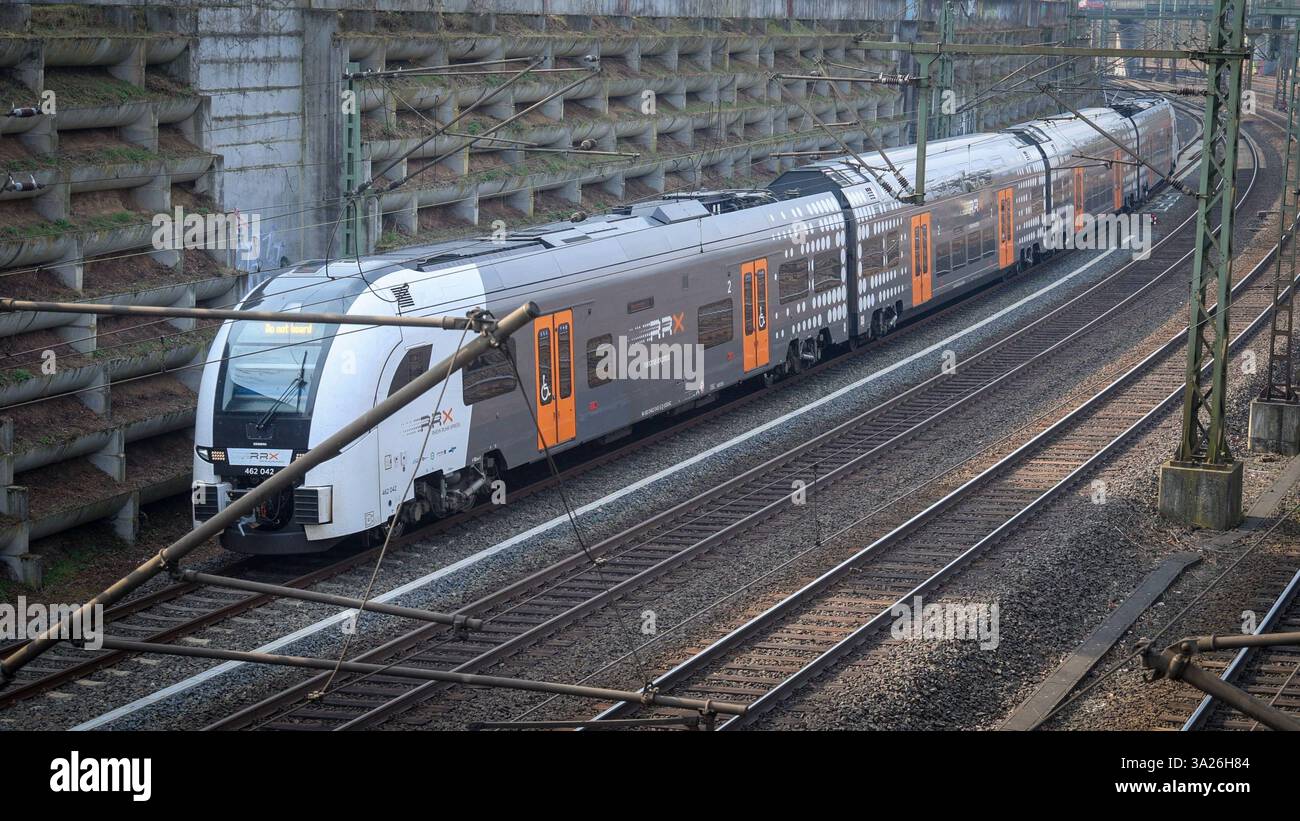 Eisenbahnverkehr in Kassel. Regionalexpress Zug von National Express ...