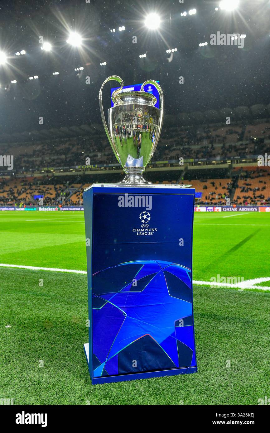 Ucl trophy hi-res stock photography and images - Alamy