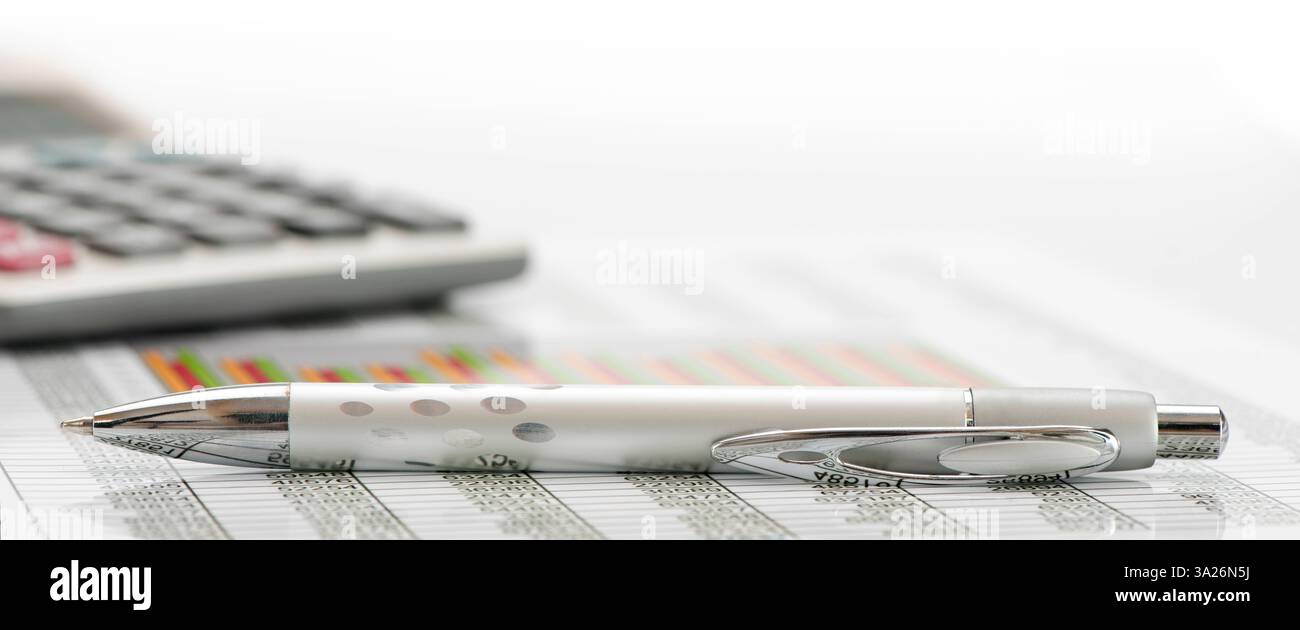 Finanzen und Kalkulation Ein Taschenrechner und ein Kugelschreiber ...