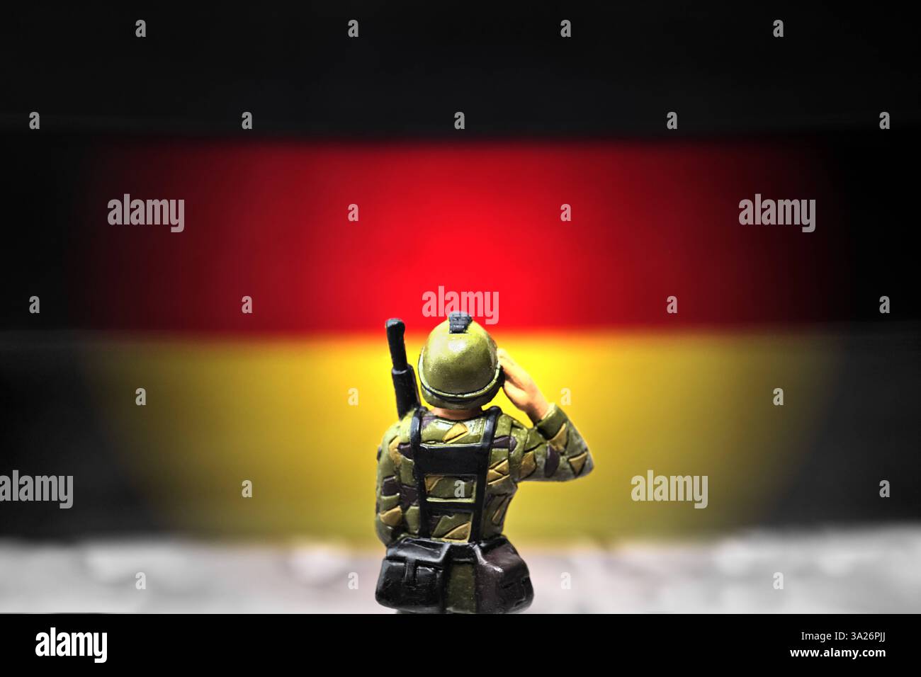 Soldat vor einer Deutschlandfahne, Symbolfoto Wehrpflicht *** Soldier ...