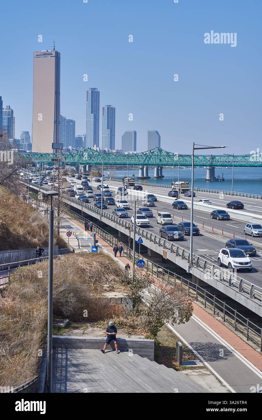 Traffic on highway along the Hangang river in Seoul, capital of South ...