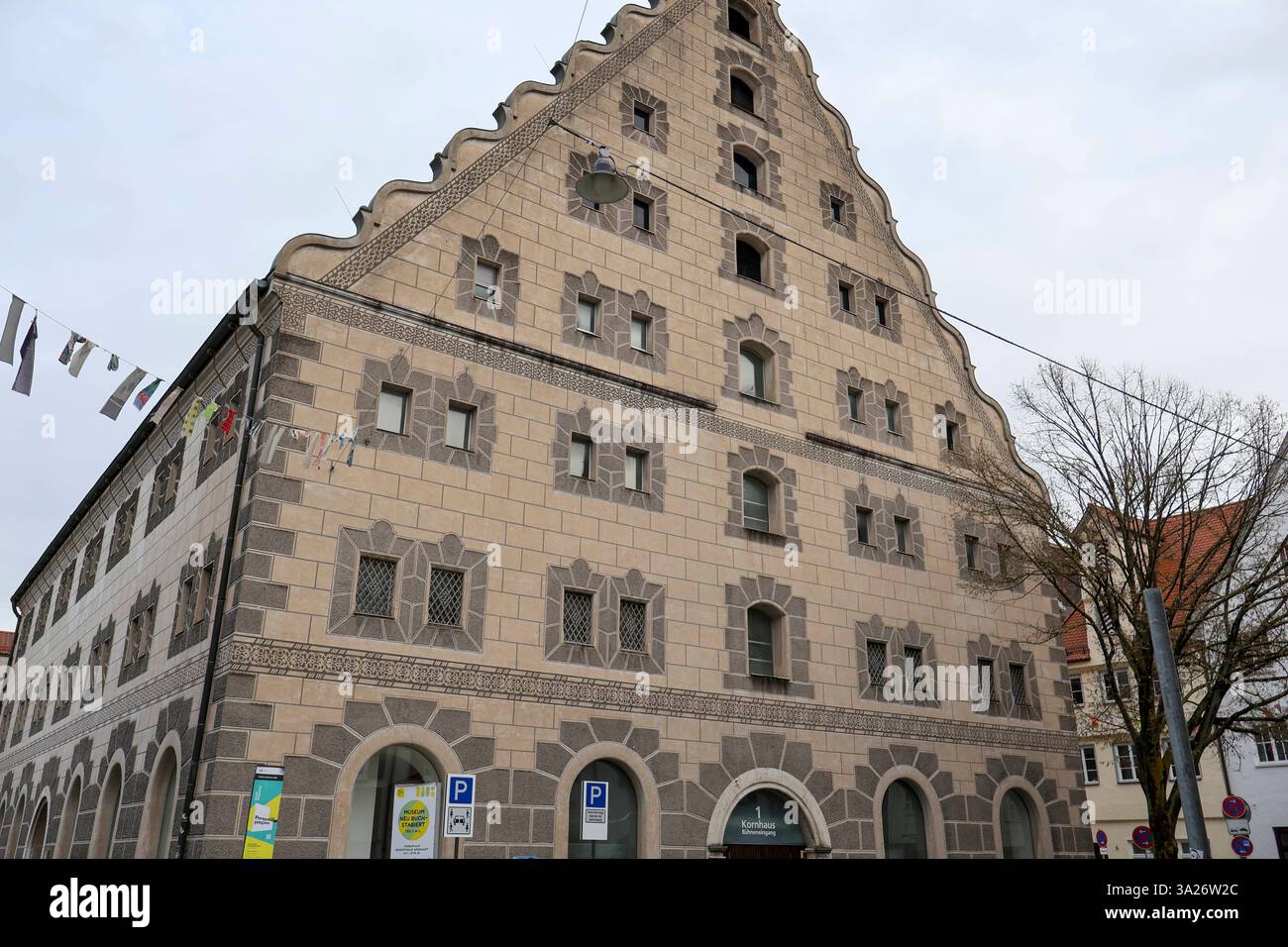 Das 1594 erbaute Kornhaus befindet sich inmitten der romantischen ...