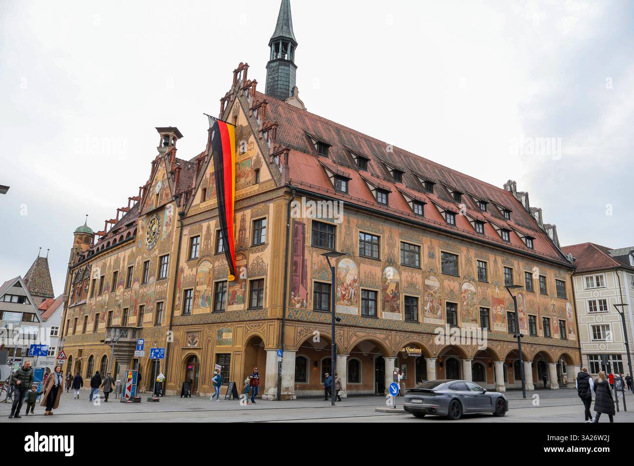 Das Ulmer Rathaus zählt nicht zuletzt wegen der Fassaden-Wandmalereien ...